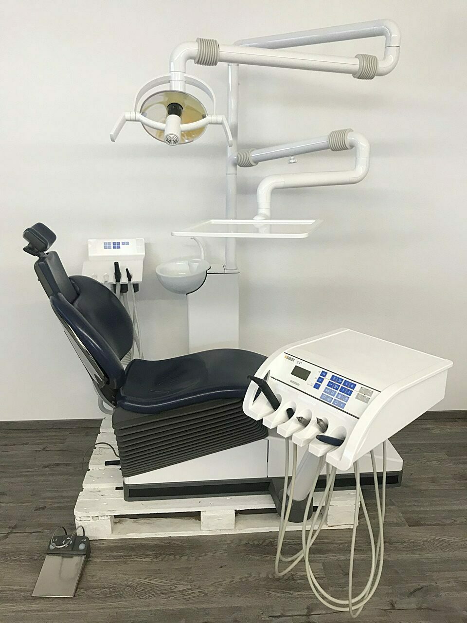 Sirona C4+ Plus Behandlungseinheit generalüberholt, komplett neu Lackiert